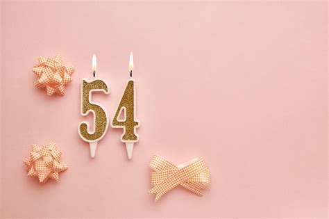 축제 장식이 있는 파스텔 핑크 배경에 54번 생일 축하 촛불 생일 기념일 중요한 날짜 휴일을 축하하는 개념입니다 복사 공간 기치 1에 대한 스톡 사진 및 기타 이미지