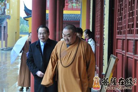上海市青浦区领导一行前往报国寺视察工作