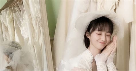유웨이 청순함 가득 웨딩드레스 화보 수줍은 신부 미소