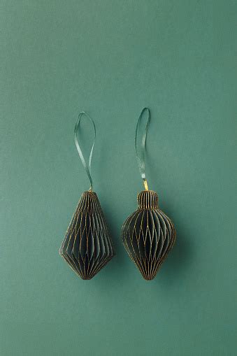 녹색 크리스마스 종이 손전등 축제 흑백 디자인 패턴 크리스마스 트리 공에 황금색 반짝임 평면도 새해 종이 장식 최소한의 겨울 휴가 트렌드 복사 공간 어두운 색상 0명에 대한