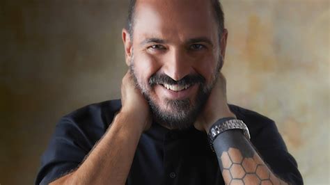 Ο Δημήτρης Μακρυνιώτης ετοιμάζει σοκολατένια γλυκά στον Γαστρονόμο