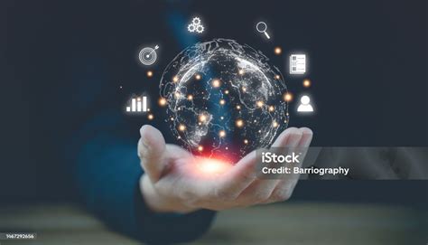 Iot 사물 인터넷 비즈니스 기술 네트워크 연결 스마트 웹을 통한 통신 온라인 미디어 마케팅 자동화 로봇 개념 손에 기술 아이콘 멀티미디어 소셜 미디어 사이버 공간 검색