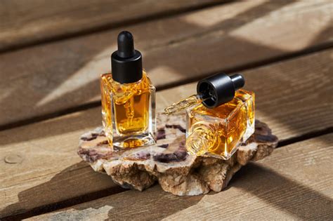 피펫 디스펜서가있는 유리 병의 손톱 및 큐티클 관리를위한 투명한 오일 매니큐어 미용술에 대한 스톡 사진 및 기타 이미지 매니큐어 미용술 매니큐어 화장품 병 Istock