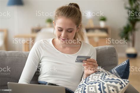 노트북을 사용 하 여 손에 신용 카드와 함께 웃는 여자 온라인 쇼핑 가상현실에 대한 스톡 사진 및 기타 이미지 가상현실