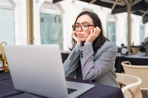 Premium Photo Bored Inefficient Woman Office Employee Using Laptop