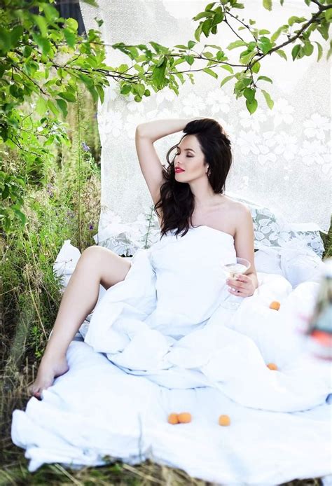 фотосессия в саду постель природа утро в саду девушка в саду