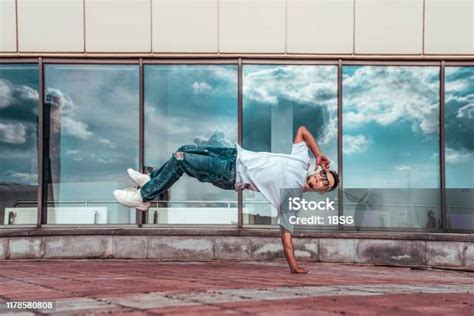 남성 운동 선수 남자 댄서 배경 유리 창 구름입니다 한 손으로 비행에 날아 서 유행 브레이크 댄스 스타일 피트니스 스포츠 힙합 도시 문화 거리 춤 곡예 운동 거리에 대한
