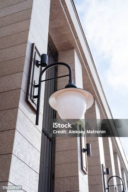 집의 실외 조명 램프는 집 밖 벽에 걸려 있습니다 건물의 건축 장식 0명에 대한 스톡 사진 및 기타 이미지 0명 가로등 거리 Istock