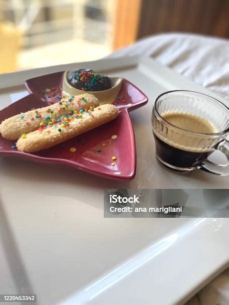 침대에 흰색 트레이 위에 쿠키 와 다채로운 뿌리와 커피 한 잔 0명에 대한 스톡 사진 및 기타 이미지 0명 달콤한 음식 담요 Istock