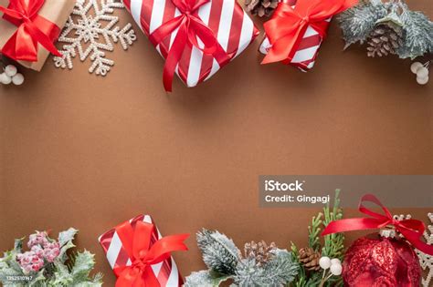 갈색 배경 최고 보기에 빨간색 활과 겨울 장식 공예 종이에 싸여 크리스마스 선물 상자 공간을 복사합니다 3가지 개체에 대한 스톡 사진 및 기타 이미지 Istock