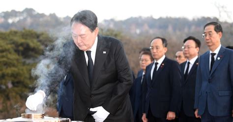 윤 대통령 현충원 참배“다시 도약하는 대한민국 만들겠다”