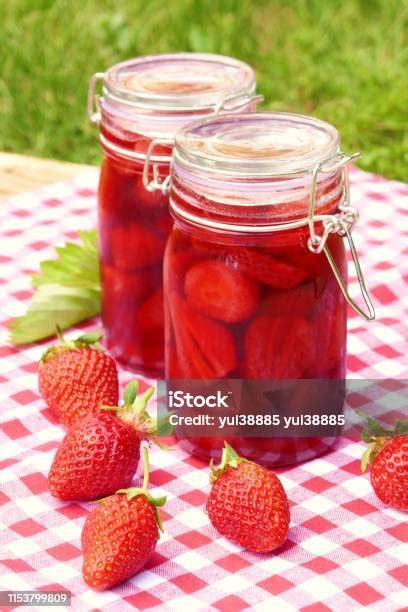 유리 항아리에 딸기 잼 세트와 녹색 야채 배경에 빨간색 체크 무늬 냅킨 나무 테이블에 신선한 딸기 홈메이드 잼 딸기 통조림 헬 시 채식 0명에 대한 스톡 사진 및 기타