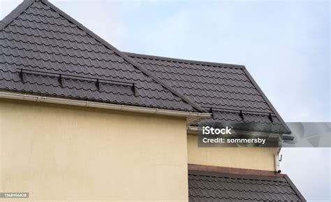 눈 들고 구조의 세그먼트와 타일 지붕 금속 지붕을위한 거터 시스템 새로운 갈색 금속 타일 지붕과 비 배수로와 집 금속 거터링 시스템 배수 파이프 외부 Fascia