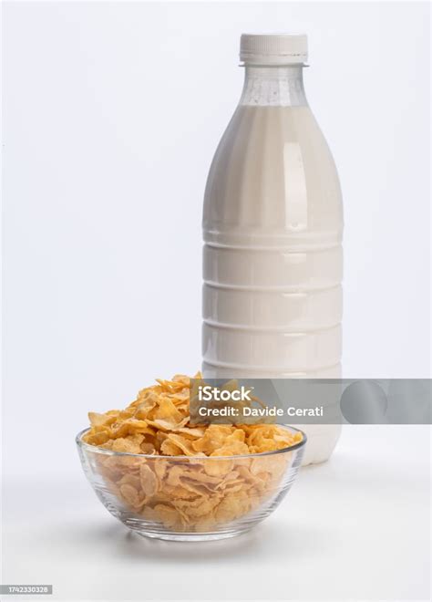 콘플레이크는 플라스틱 병에 우유가 담긴 유리 그릇 안에 흰색 배경에 있는 정면보기 0명에 대한 스톡 사진 및 기타 이미지 0명 건강한 식생활 곡초류 Istock
