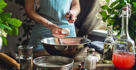 한 여성이 반죽을 만들기 위해 달걀을 부수고 있습니다 쾌적하고 아늑한 가정 환경에서 수제 파스타 만들기 꽃 식물에 대한 스톡 사진 및 기타 이미지 Istock