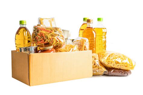 클리핑 경로 보관 및 배달이 있는 흰색 배경에 격리된 기부용 식품 골판지 상자에 다양한 음식 파스타 식용유 및 통조림 식품 0명에 대한 스톡 사진 및 기타 이미지 Istock