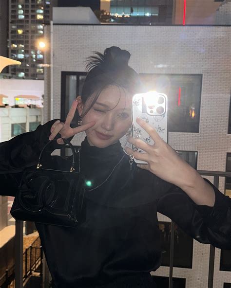 검정 실크 시스루 드레스 아이브 가을 계단 오르는 검스 각선미 촬스의 이슈와 유머