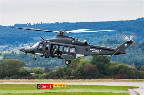 Helikopter Militer Di Pangkalan Udara Operasi Penerbangan Angkatan Udara Penerbangan Dan Pesawat