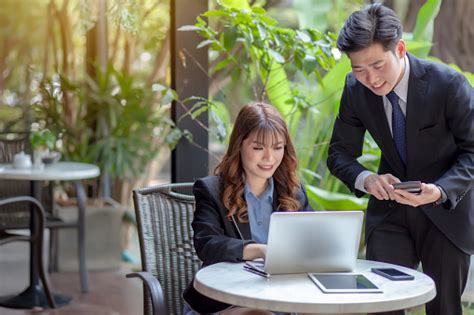 실업 고 노트북 및 금융 계획 개념에서 프로젝트를 논의 하는 사업가 아시아인에 대한 스톡 사진 및 기타 이미지 아시아인