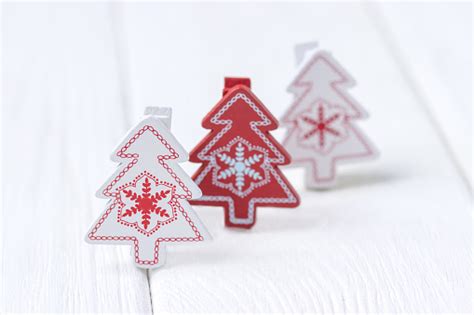 기쁜 성 탄과 새 해 복 많이 받으세요입니다 흰색 바탕에 3 개의 크리스마스 트리입니다 여유 공간 0명에 대한 스톡 사진 및 기타 이미지 Istock