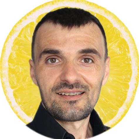 Замороженные фрукты в стакане Lev Tataru