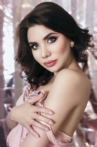 빛나는 배경에서 아름 다운 전문 메이크업 갈색 머리 여자의 초상화 좋은 깨끗 한 피부와 그녀의 입술에 밝은 립스틱 섹시 한 여자