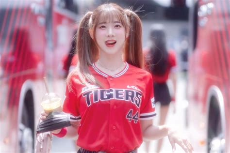 「色っぽいカラダだなぁ」「セクシー全開！」韓国人気チアが披露した“悩殺ブラック女王姿”にファン歓喜！ The Digest