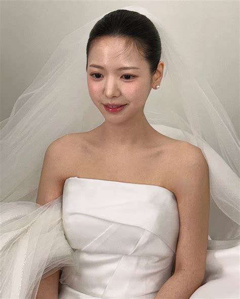 베리굿웨딩 유윤주부장 ⠀ 윤플브라이드 은영신부님 👰🏻‍♀️🤍 ⠀ 힙•큐트의 결정체인 은영신부님 🪅🧸 은영신부님만의 개성 살려서 본식 스타일링 도와드렸어요 🩵 결혼을