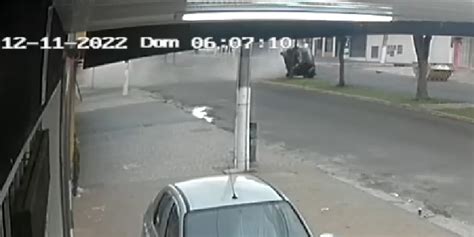 VÍdeo Câmera Flagra Capotamento De Carro Em Avenida De Catalão