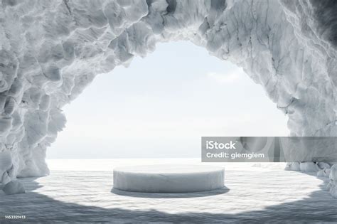 Abstact 3d 렌더링 겨울 장면 및 자연 연단 배경 제품 디스플레이 광고 등을 위한 얼음 눈 동굴의 눈 땅에 얼음 연단 3차원 형태에 대한 스톡 사진 및 기타 이미지
