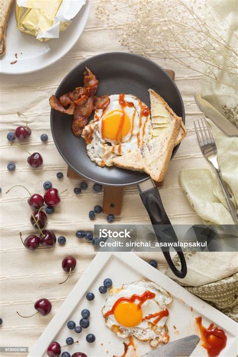 영어 아침 식사계란 베이컨 빵 블루베리와 체리 흰색 식탁보 배경 위에 나무 보드에 프라이팬에 0명에 대한 스톡 사진 및 기타 이미지 Istock