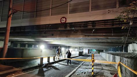 高雄遊覽車撞涵洞「車頂被削平」14傷1身亡！生還乘客曝驚險瞬間 爆料公社