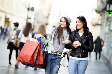 买东西时拿着购物袋的高清图片下载 正版图片503501222 摄图网