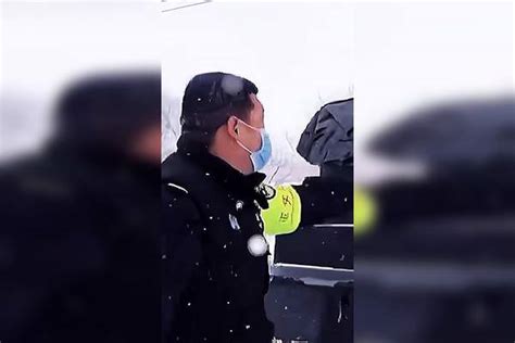 帮爸爸扫干净身上的雪和冰块，摸下巴的动作令人动容！冰块下巴动作
