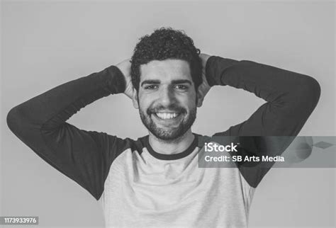 행복한 얼굴과 아름다운 미소와 매력적인 젊은 모델의 초상화 잘 생긴 힙스터 수염 남자 20 대 스튜디오 샷 사람 패션과 인간의 얼굴 표정과 감정에서 감정에 대한 스톡 사진