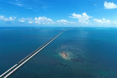 키 웨스트 플로리다 키스 미국에 가는 길에 유명한 7 마일 다리와 섬의 공중 보기 멋진 풍경 휴가 여행 여행 목적지 열대 풍경 교량에 대한 스톡 사진 및 기타 이미지