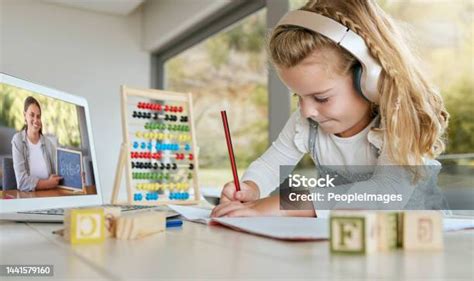 가상 수업 수학 학습 및 교육 웨비나에서 공부하는 학생 화상 통화 학습 및 사내 노트북에 메모 작성 학교 과정과 교사가 아이를