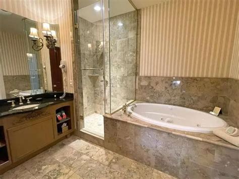 55 Romantic Honeymoon Suites With Hot Tub In Room
