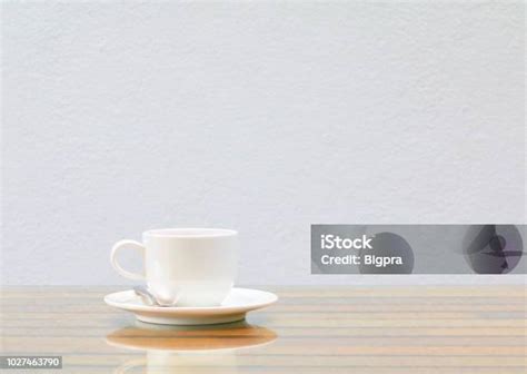 커피 컵 나무 유리 테이블에 흰 고 시멘트 벽 배경 복사 공간 내부에 대한 스톡 사진 및 기타 이미지 내부 단일 객체 담 경계 Istock