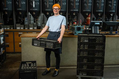 남성 근로자 또는 사업주가 공장이나 창고에 커피 패키지를 업로드합니다 30 34세에 대한 스톡 사진 및 기타 이미지 30 34세 Celebrity Roast