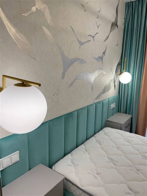 Уютная спальня с красивой картиной