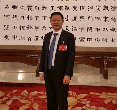 全国政协委员甘华田：建议适当调整法定最低结婚年龄，延长“育产假”至2年生育人口女性