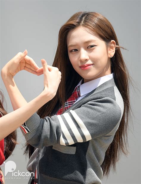 아이브 안유진 카디건 입고 교복 패션의 정석 포토