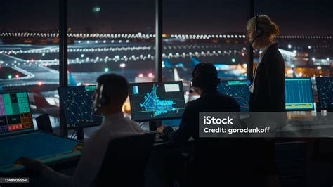밤에 공항 타워에서 헤드셋 토크와 여성과 남성 항공 교통 컨트롤러 사무실 방 데스크톱 컴퓨터 디스플레이 탐색 화면 컨트롤러에 대 한 비행기 비행 레이더 데이터 항공 교통