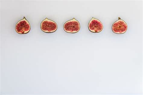 흰색 배경에 고립 된 사각형의 형태로 썬된 잘 익은 무화과의 패턴입니다 과일 그림입니다 음식 사진입니다 평면 위치 최고 볼 수 있습니다 건강관리와 의술에 대한 스톡 사진 및