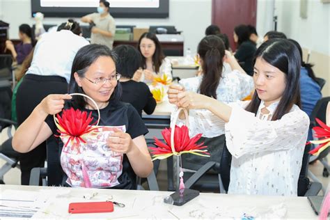 花灯溢彩迎中秋机关工会举办中秋节花灯手工制作活动 北京大学教职工之家