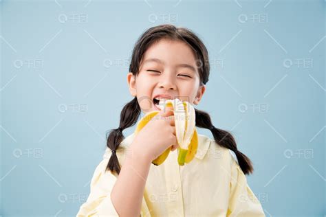 白昼高清图片 吃香蕉的小女孩 人像图片免费下载 格式 5472像素 编号66850844 千图网