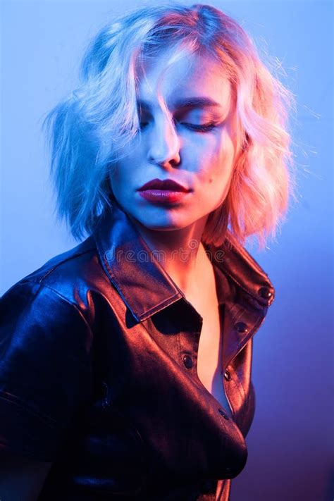 Mujer Atractiva Vestida En Ropa De La Moda En Las Luces De Ne N De La Noche Imagen De Archivo