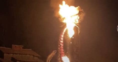 실감나는 특수 효과… 美디즈니랜드 ‘불 뿜는 용 공연 진짜 ‘활활