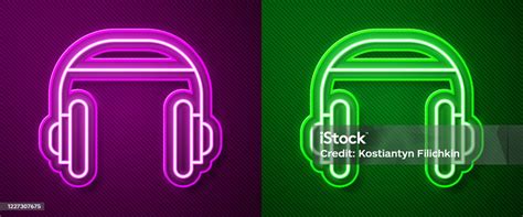 보라색과 녹색 배경에 격리 빛나는 네온 라인 헤드폰 아이콘 고객 서비스 핫라인 콜 센터 Faq 유지 보수를 지원합니다 벡터 일러스트레이션 Brand Name Online